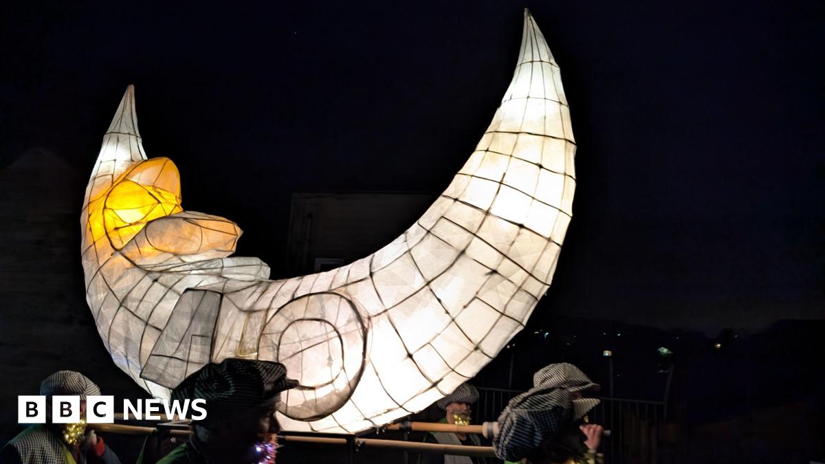 Slaithwaite Moonraking Festival celebrates 40th anniversary - BBC News