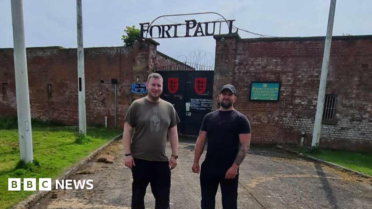 Fort Paull: Pair sign long-term lease to run museum - BBC News