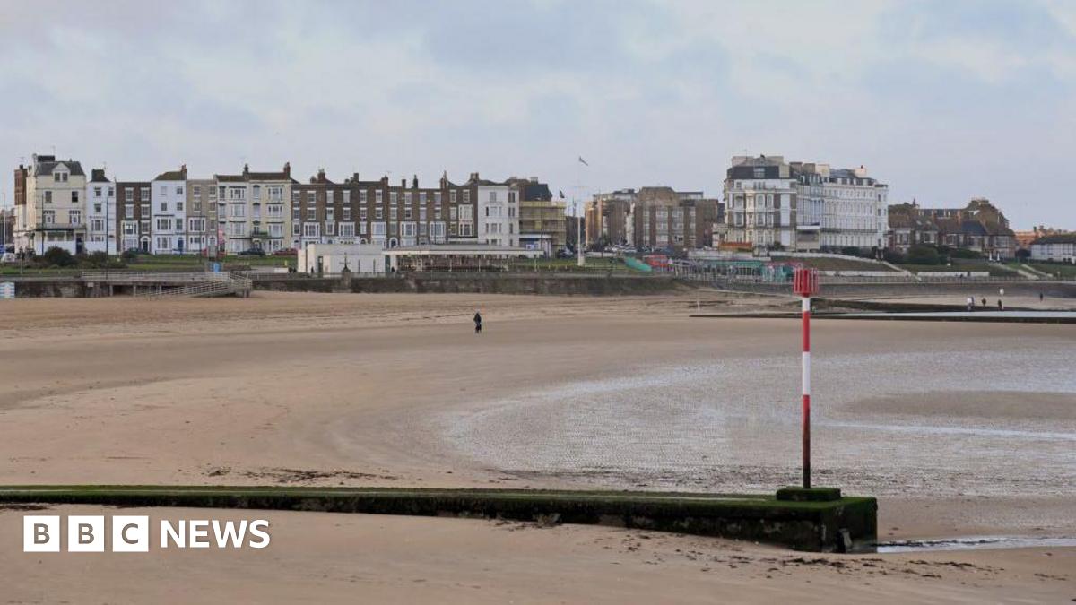 Kent: Thanet council says it has ramped up beach cleaning hours - BBC News