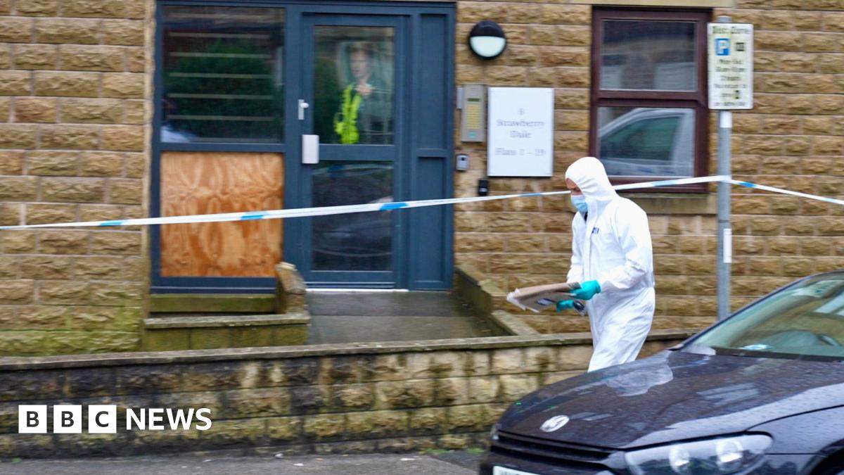 Harrogate murder inquiry after man found dead in flat - BBC News
