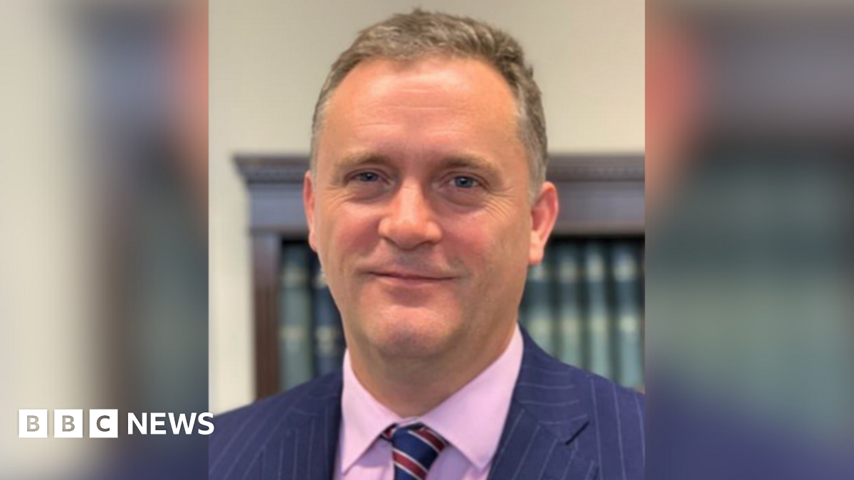 Jury retires in coroner kidnap trial in Essex - BBC News