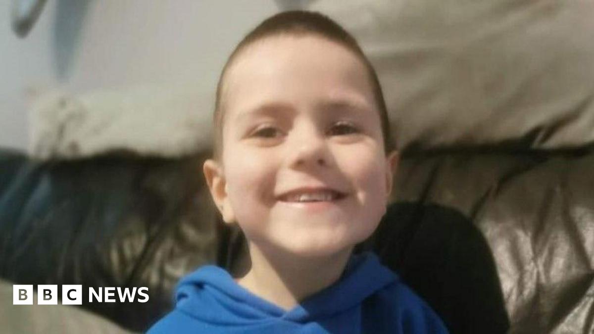 Louth murder investigation after disappearance of boy - BBC News