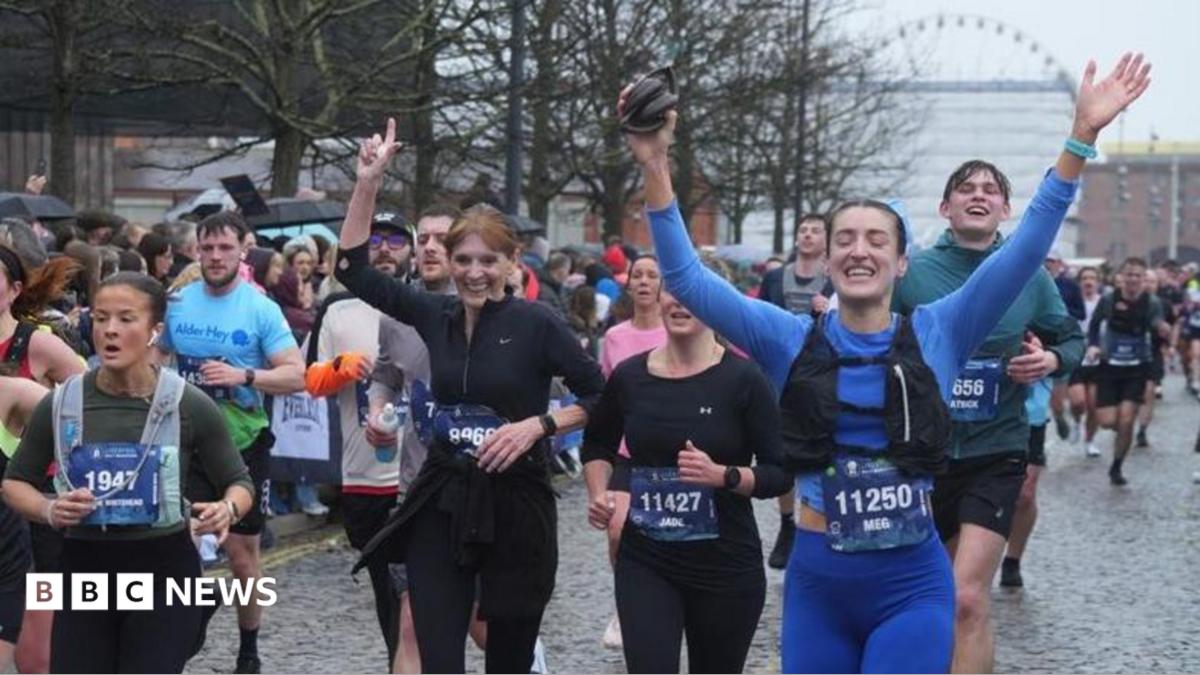 Liverpool Half Marathon: Thousands brave rain and wind for race - BBC News
