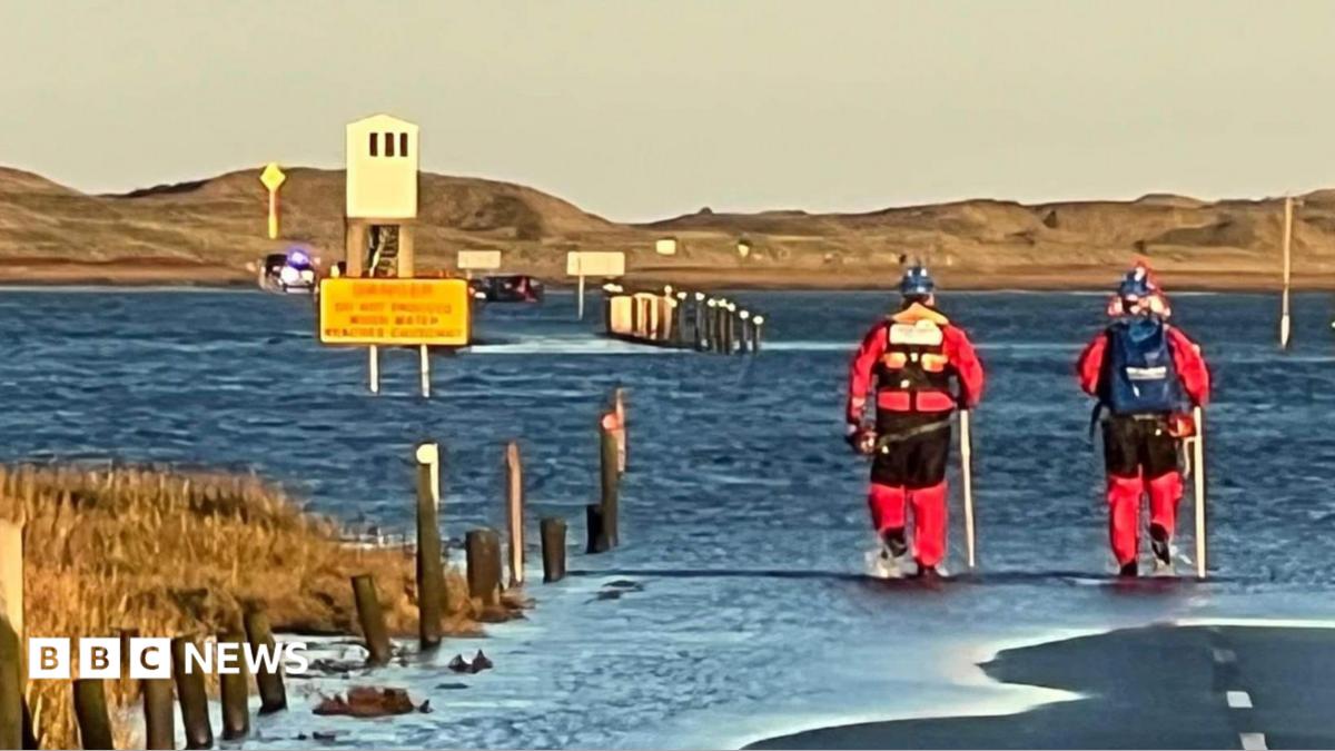 Holy Island causeway rescue as cars stranded - BBC News