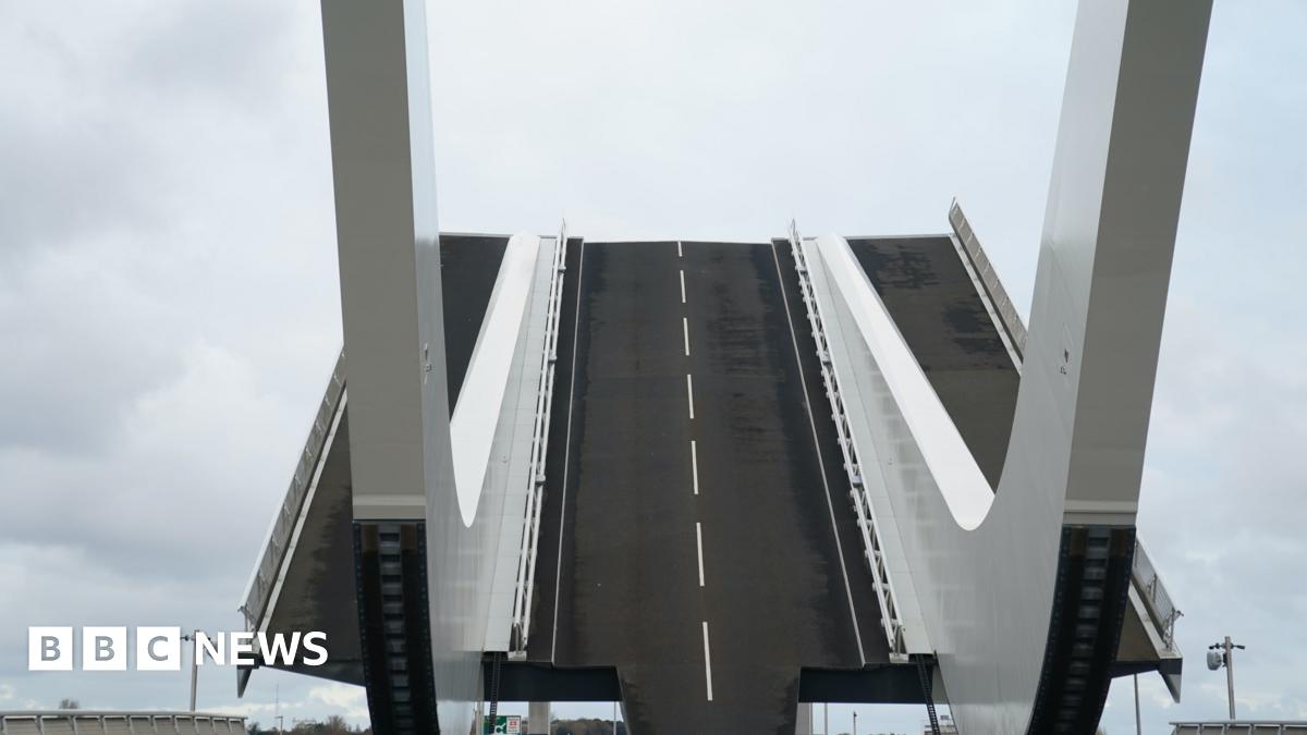 Lowestoft beats Great Yarmouth in battle of the bridges - BBC News