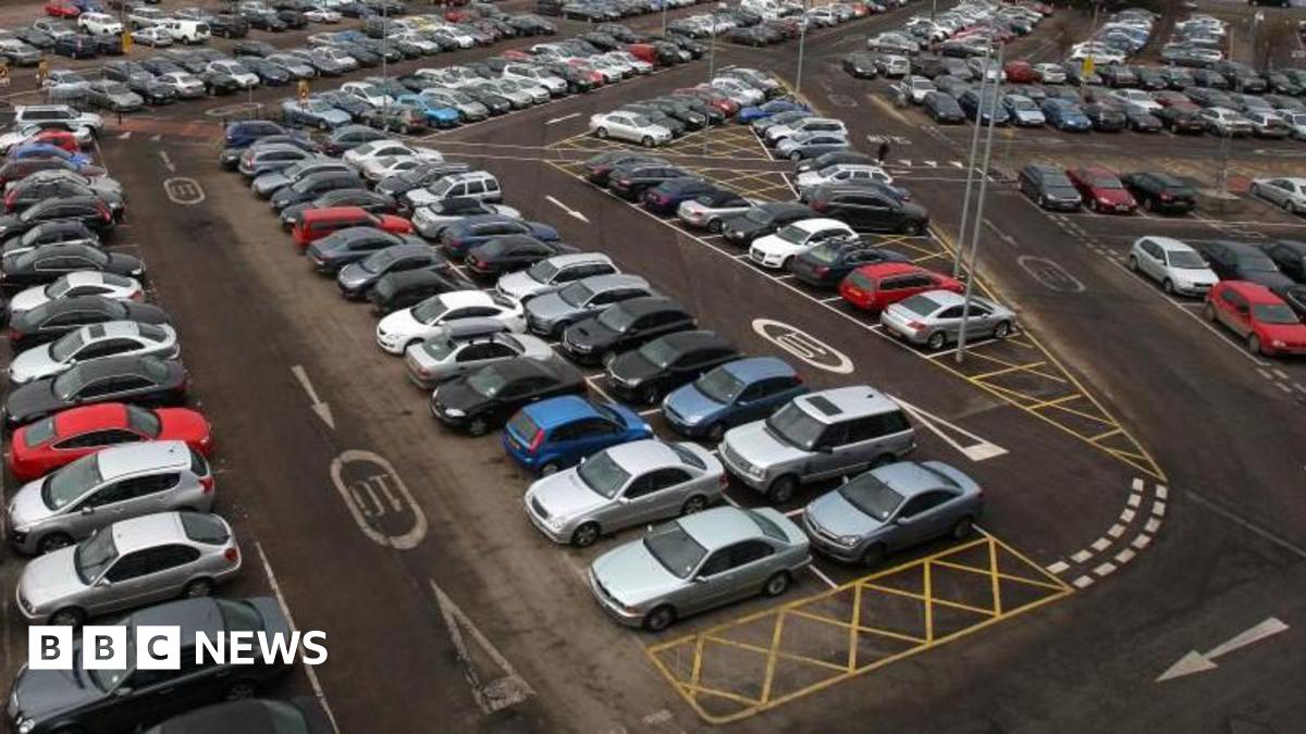 Private car parks to offer 10-minute 'grace period' - BBC News