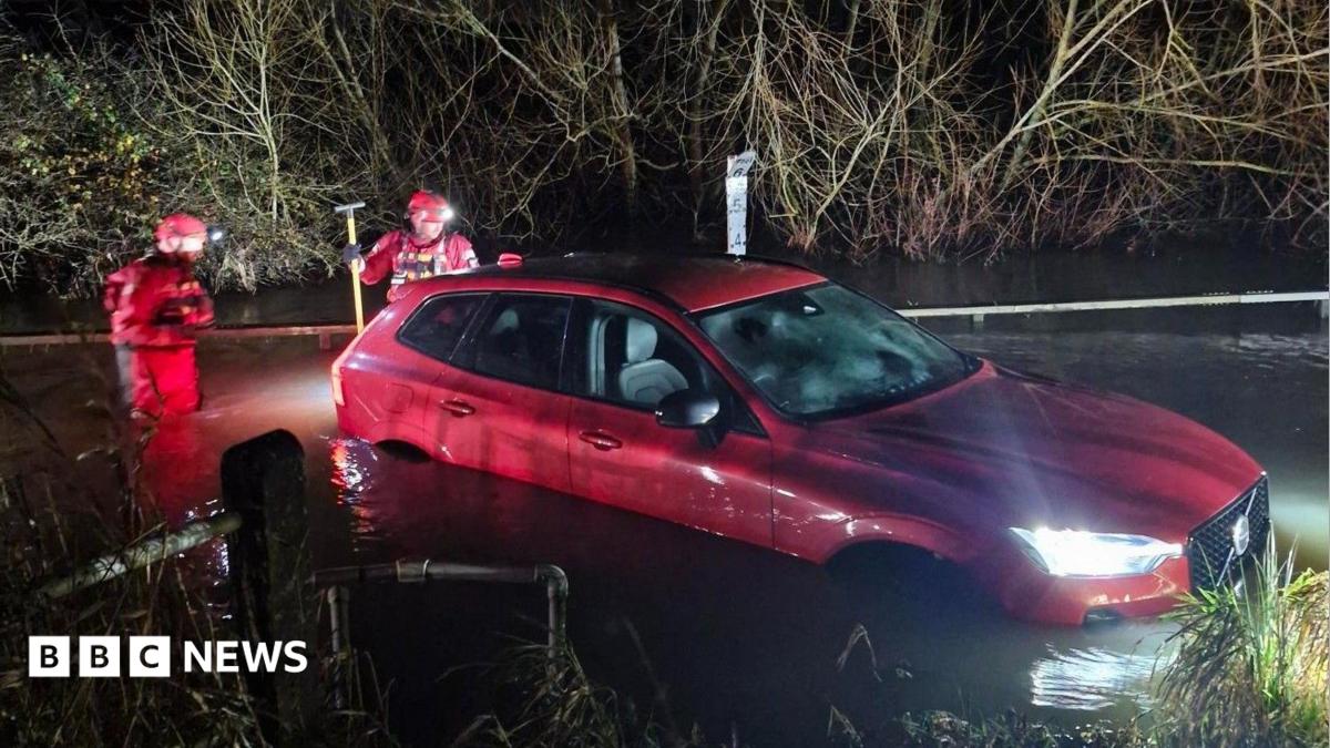 Car stuck due to flooded ford at Billericay - BBC News