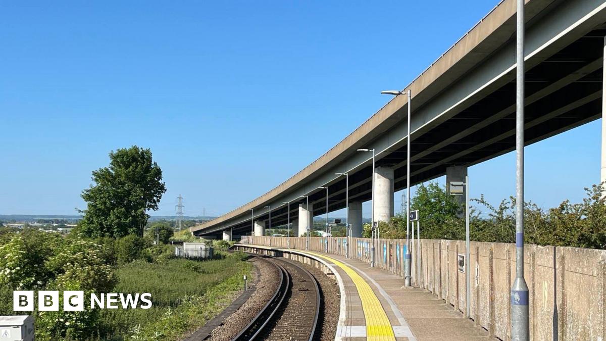 Isle of Sheppey: Kingsferry bridge weekend closure begins - BBC News