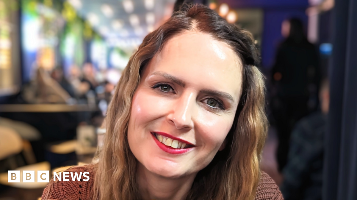 Menopause: Woman with endometriosis shares medication story - BBC News