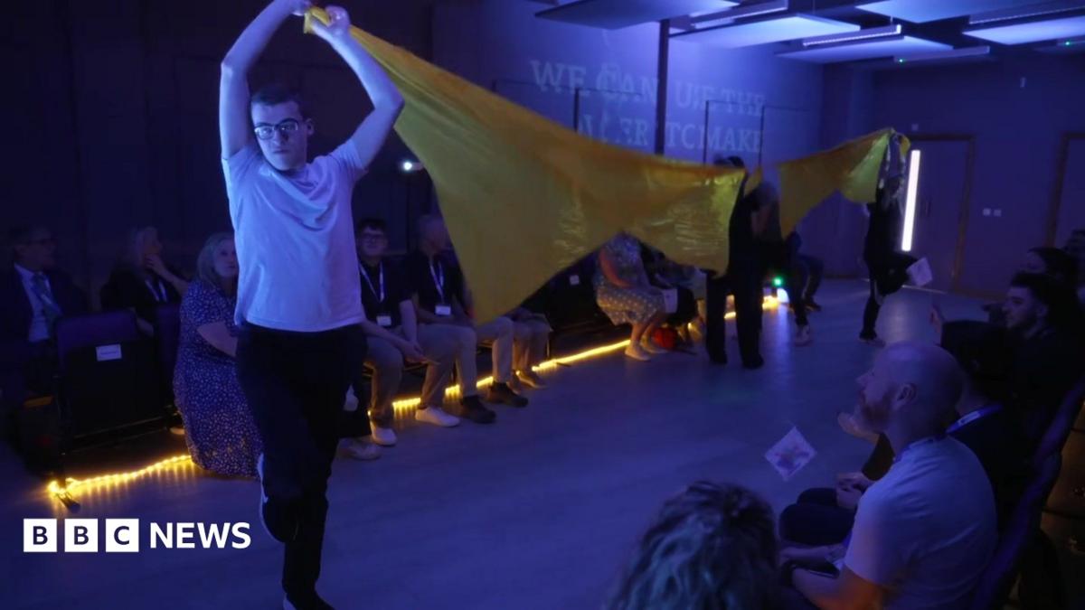 Berkshire performing arts centre for autistic students opens - BBC News
