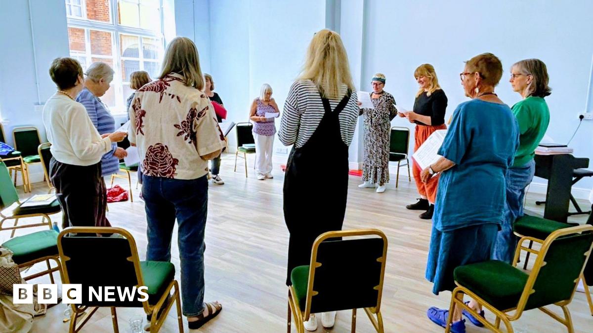 Norwich wellbeing singing group sees increase in demand - BBC News