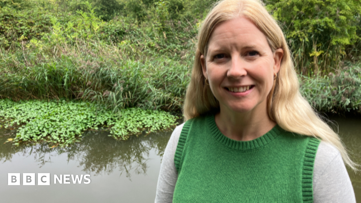 Funding fears over removal of invasive Worcester canal plant - BBC News