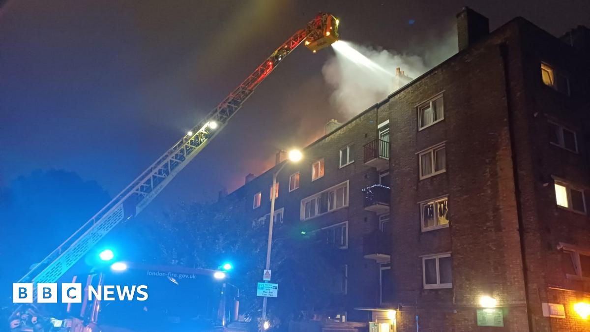Firefighters tackle fire at Battersea block of flats - BBC News