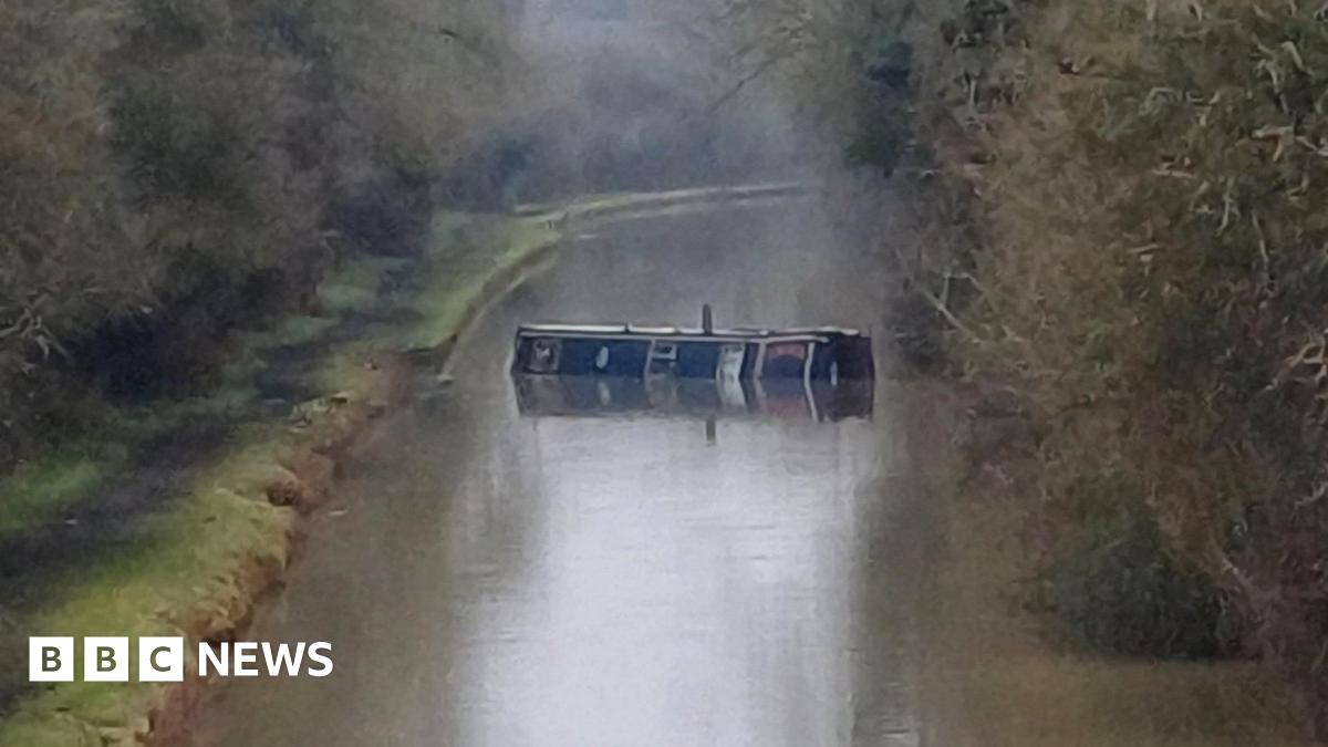Canal in Coventry blocked by sunken boat - BBC News