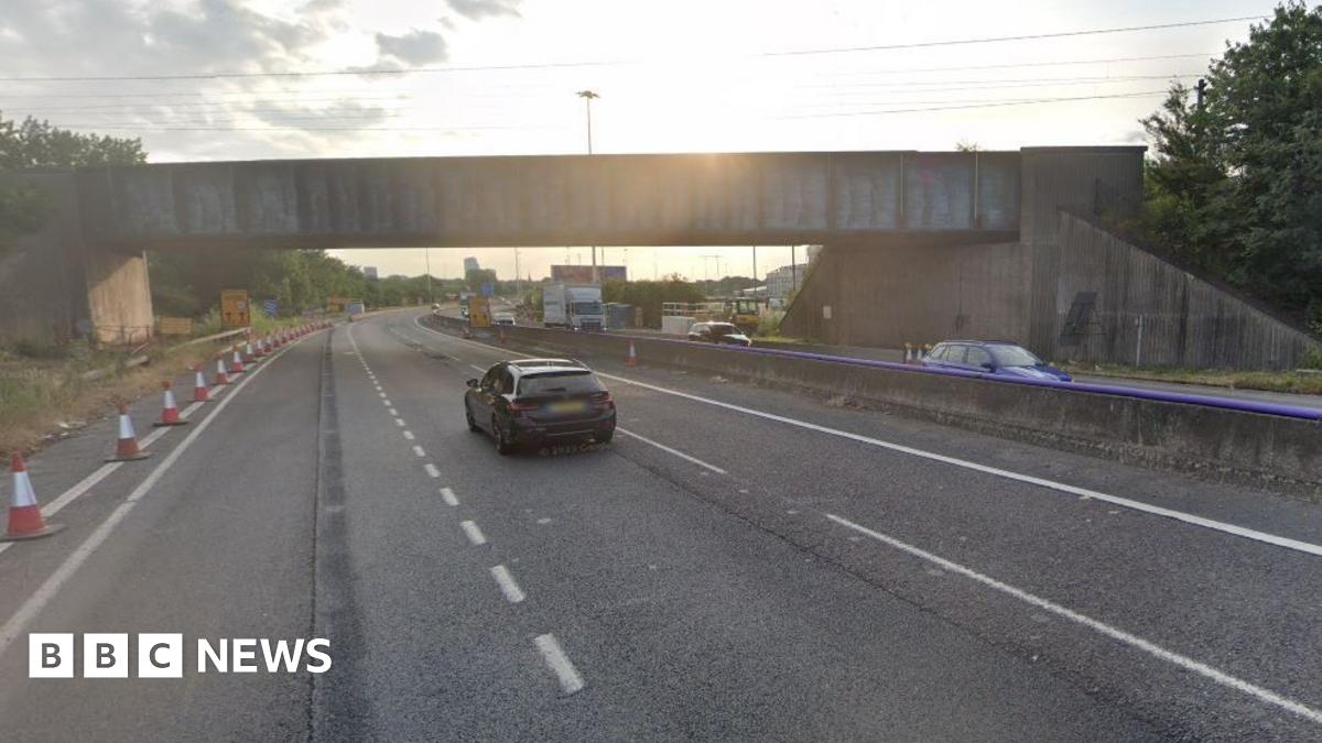 M621 in Leeds reopens after car transporter bridge crash - BBC News