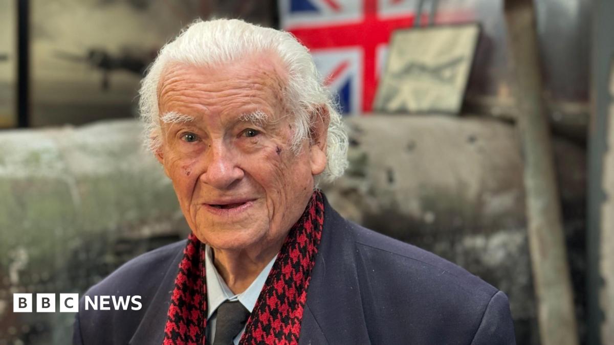 Coventry Blitz survivor remembers 'air foul with cordite' - BBC News