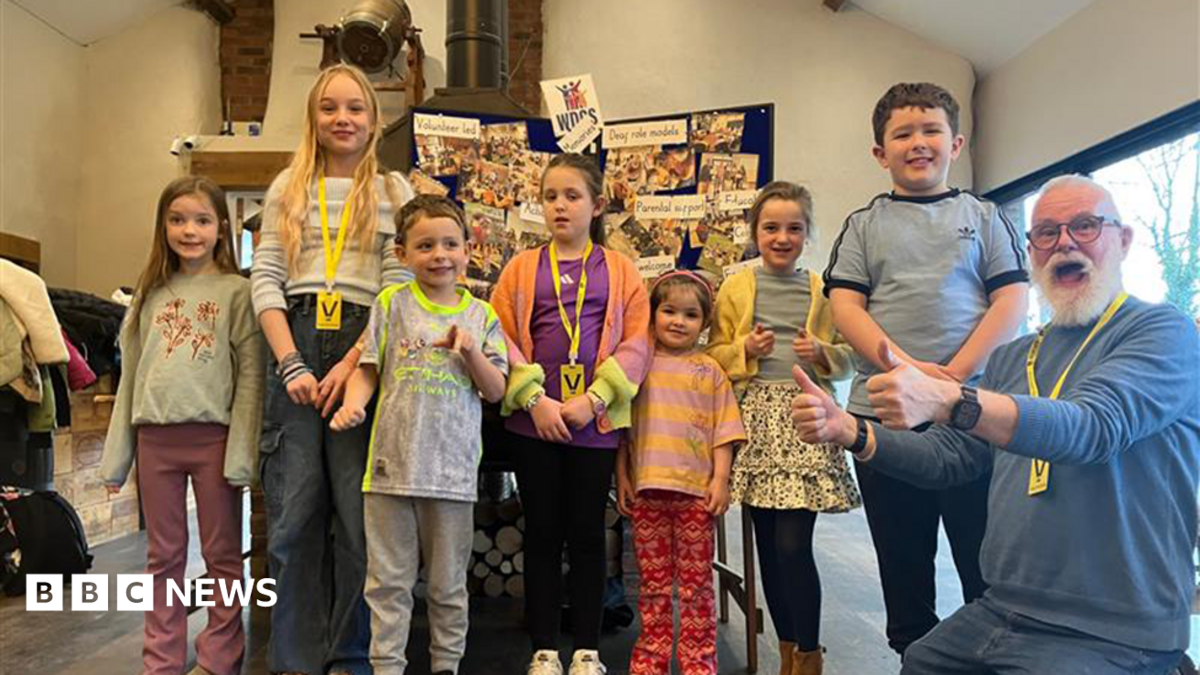 Worcester sign language classes a 'gift' for deaf children - BBC News