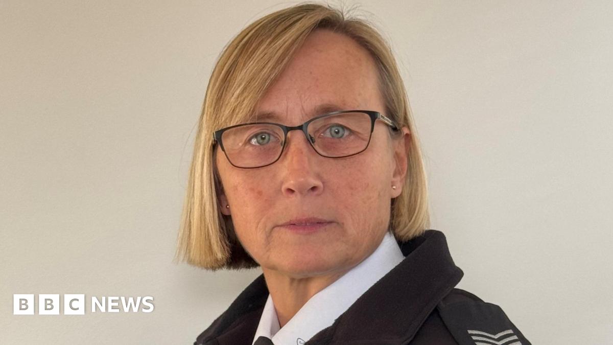 Essex Police PCSO cuts left staff in 'disbelief' - Federation - BBC News