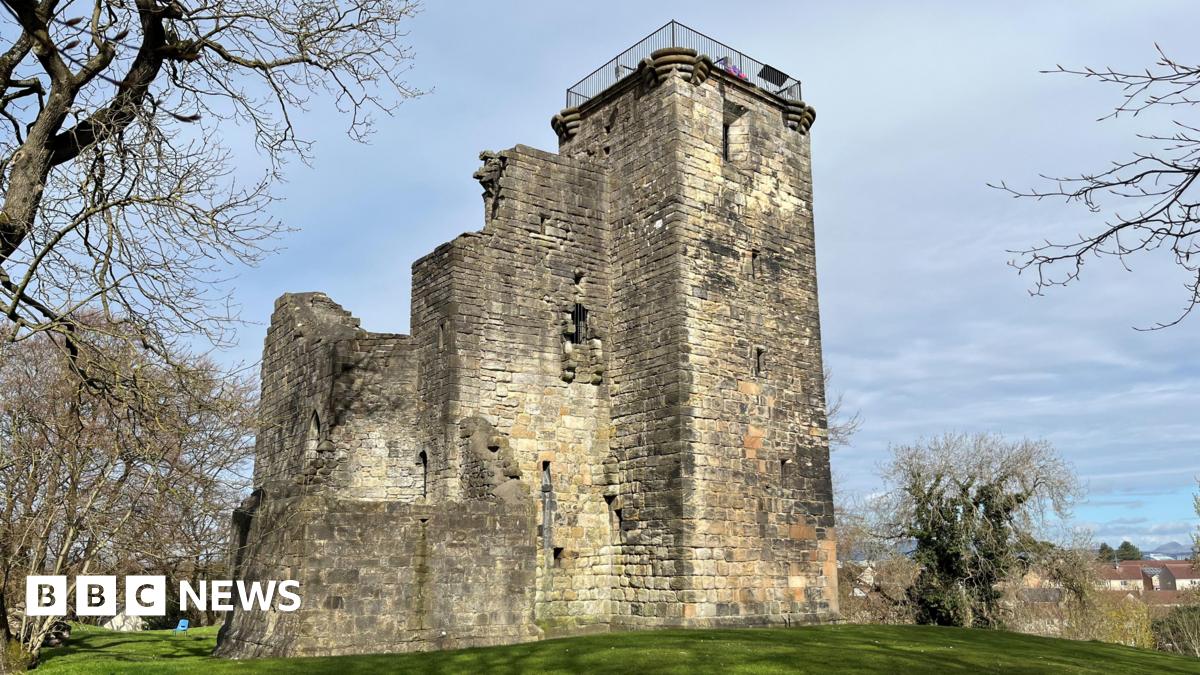 Prehistoric community remains found near Glasgow castle - BBC News