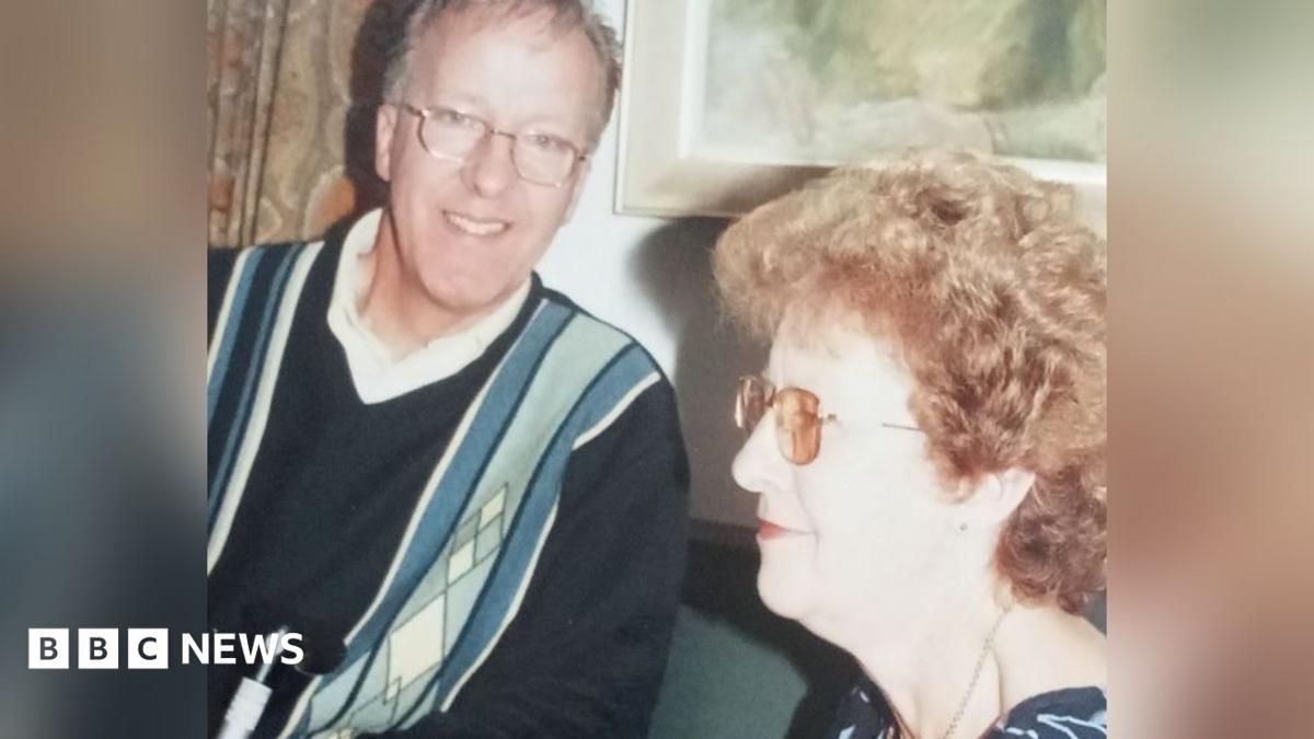 Tributes to couple killed in Redruth single-vehicle crash - BBC News