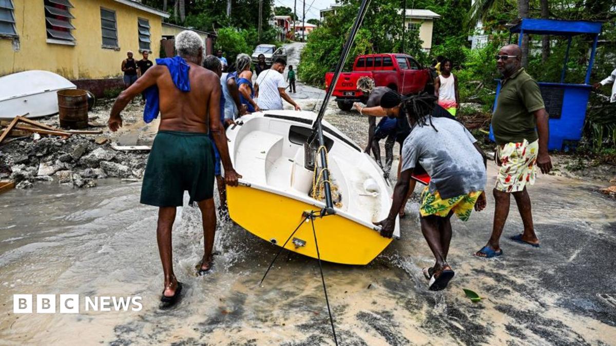 Hurricane Beryl: Deadly storm moves towards Jamaica - BBC News