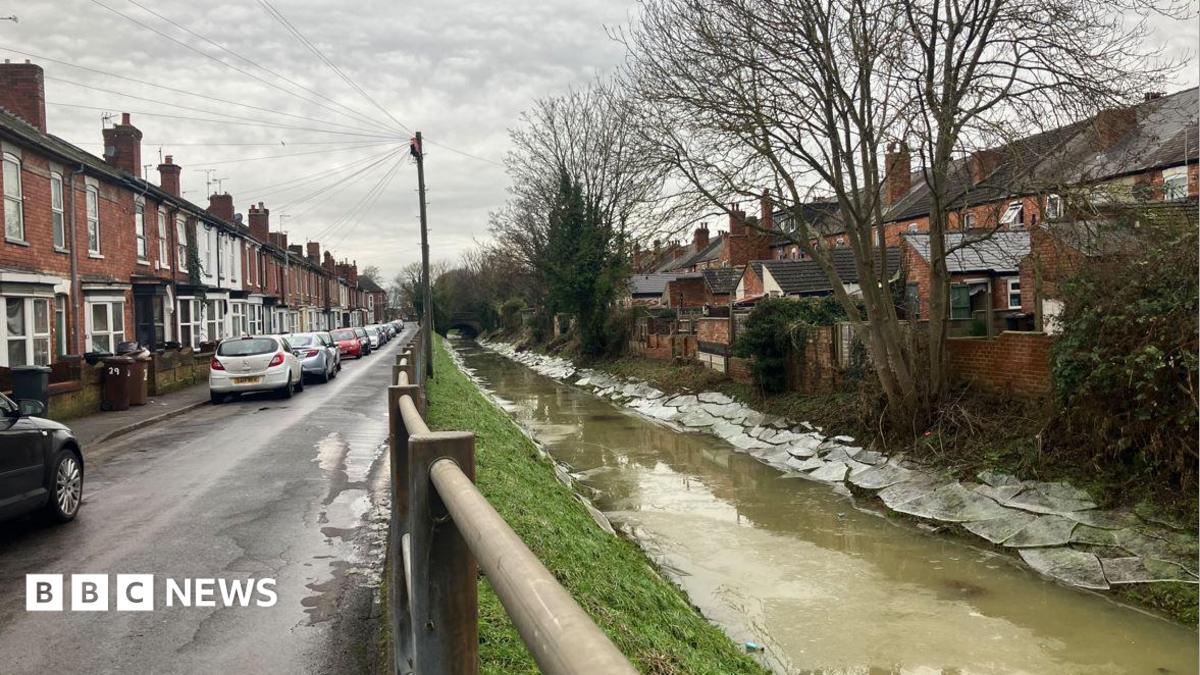 Lincoln residents call for flood defence work on city street - BBC News
