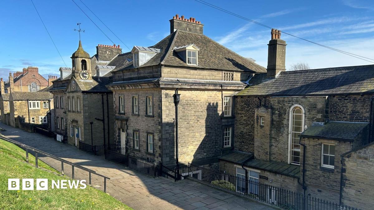 Teachers at closing Fulneck School in dispute over pay - BBC News
