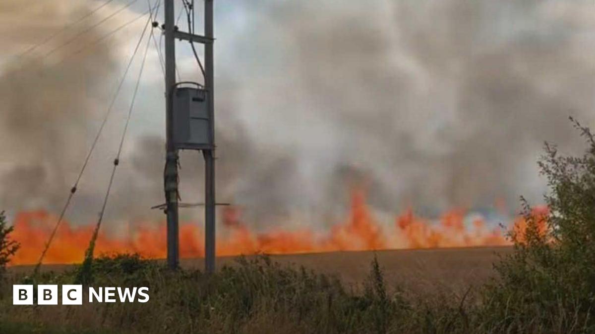 Bretforton major field blaze sees 12 crews called in - BBC News