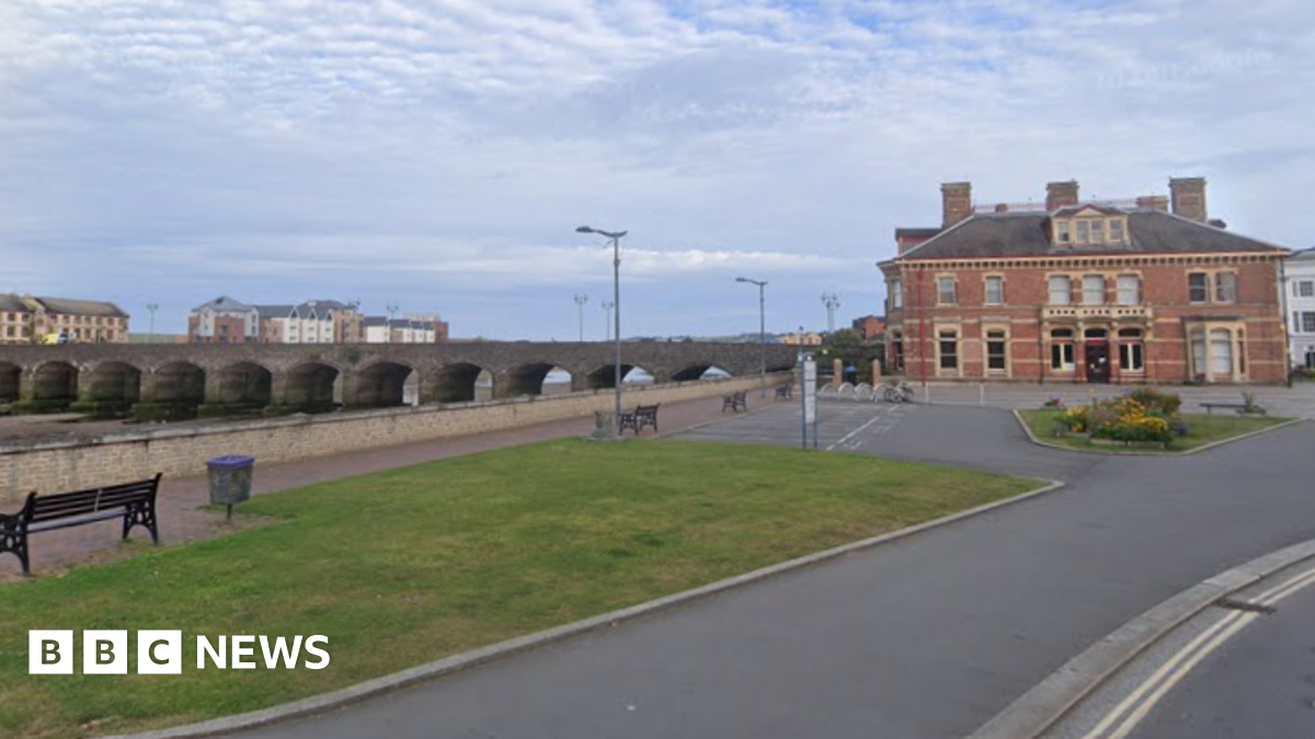 Permission sought for 20 new signs in Barnstaple - BBC News