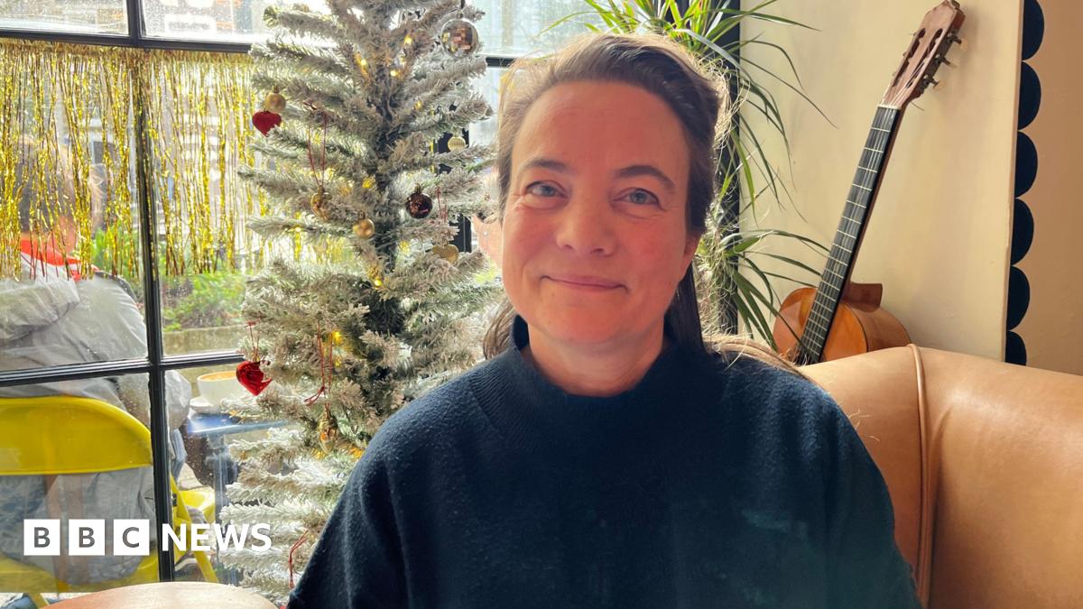 Cornish cafe offers free meals to those in need on Christmas day - BBC News