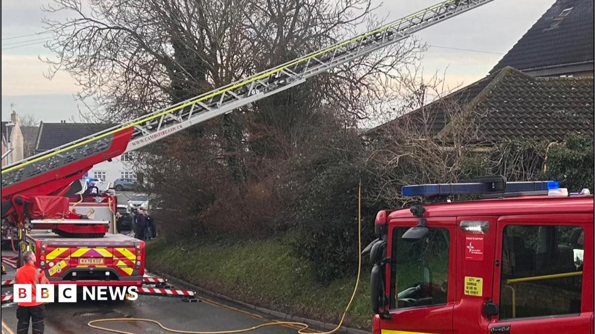 Crews from across Cambridgeshire tackle Yaxley house fire - BBC News