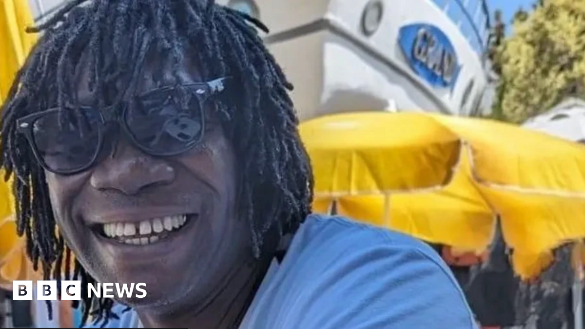 Bus driver stabbing: Derek Thomas killed in 'frenzied attack' - BBC News