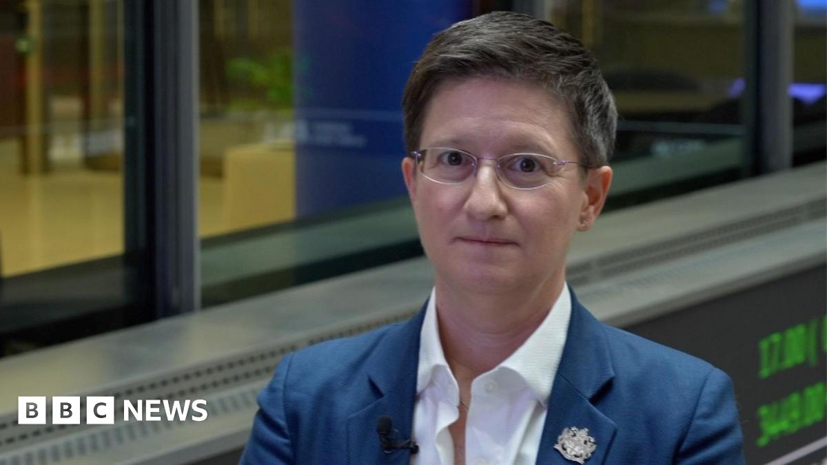 Big firms quitting UK 'not a crisis' says stock market boss - BBC News