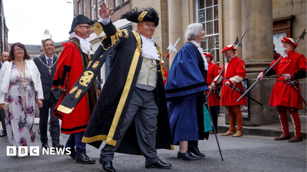 York's new Lord Mayor feels 'weight of history' - BBC News