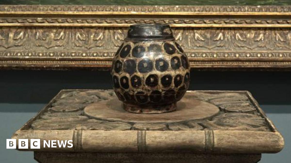 12th Century Chinese jar kept in Northumberland to be auctioned - BBC News
