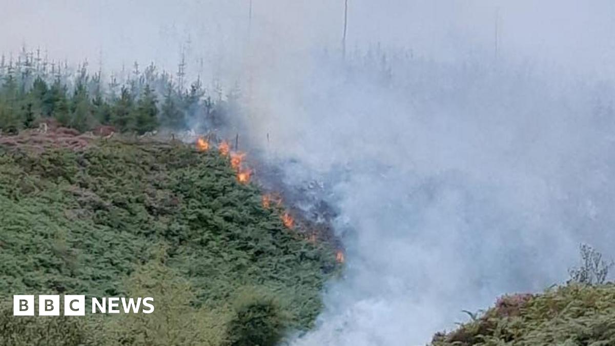 Langdale Moor fire continues as smoke spreads 80 miles to Skipton - BBC ...