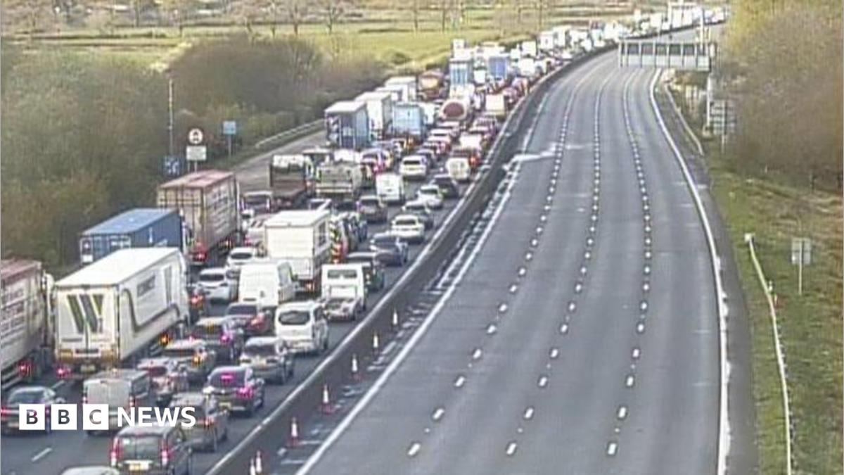 M25: Two lanes re-open after serious crash - BBC News