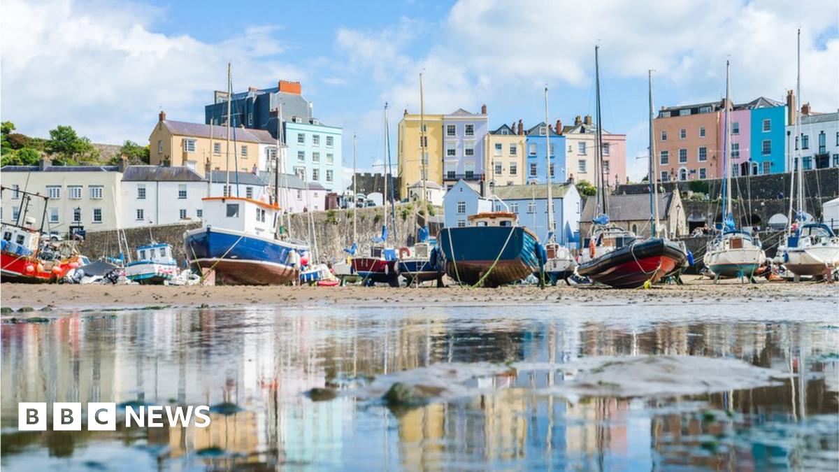 Tenby police patrols after 'antisocial behaviour' - BBC News