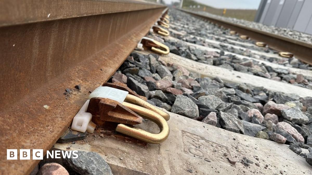 East West Rail lays final clips in Oxfordshire track - BBC News