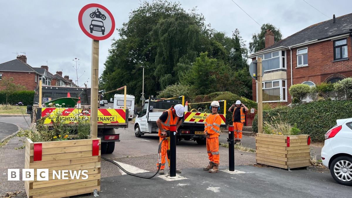 Bollards removed as Exeter low traffic neighbourhood (LTN) ends - BBC News