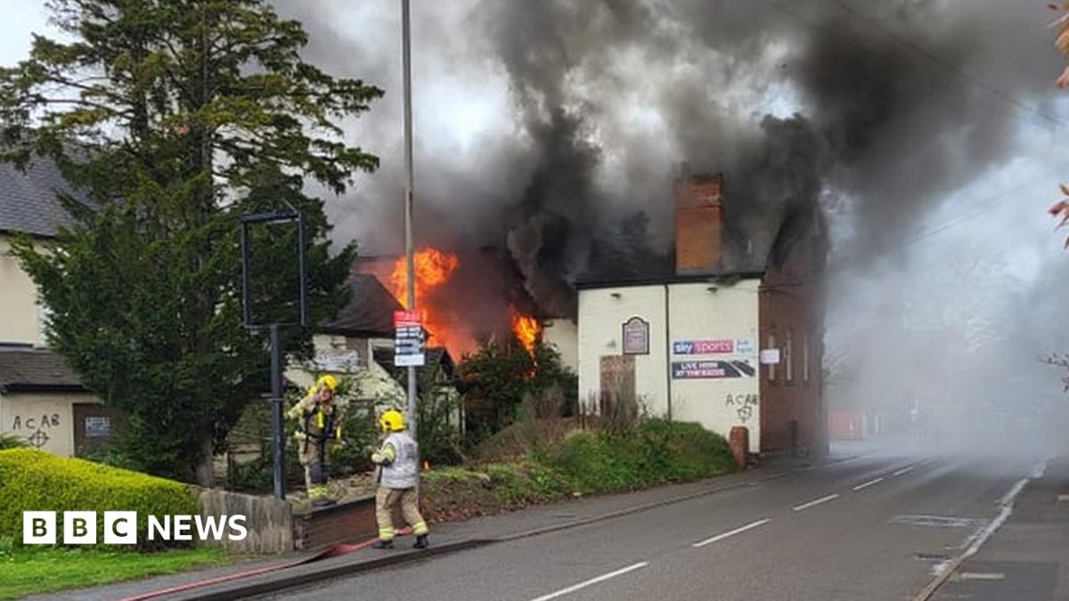 Borrowash: Crews tackle fire at derelict pub - BBC News