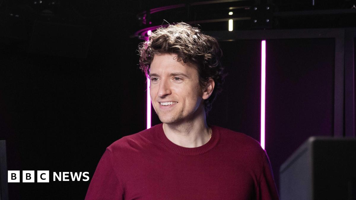 Greg James: Radio 1 Breakfast host gets honorary degree from York - BBC ...