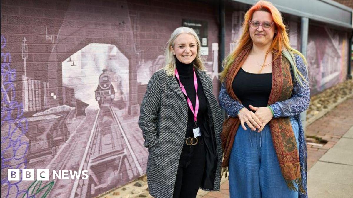 Normanton Market mural celebrates town's railway heritage - BBC News