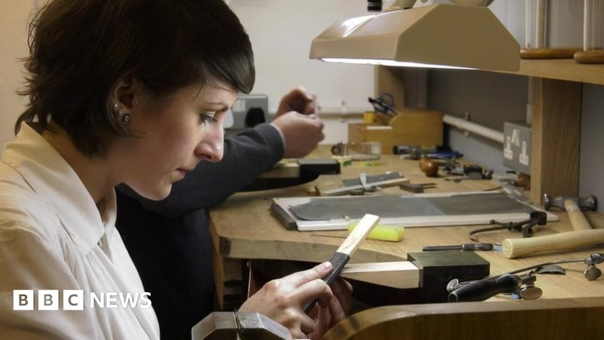 How crafts workers are learning to sell their work - BBC News
