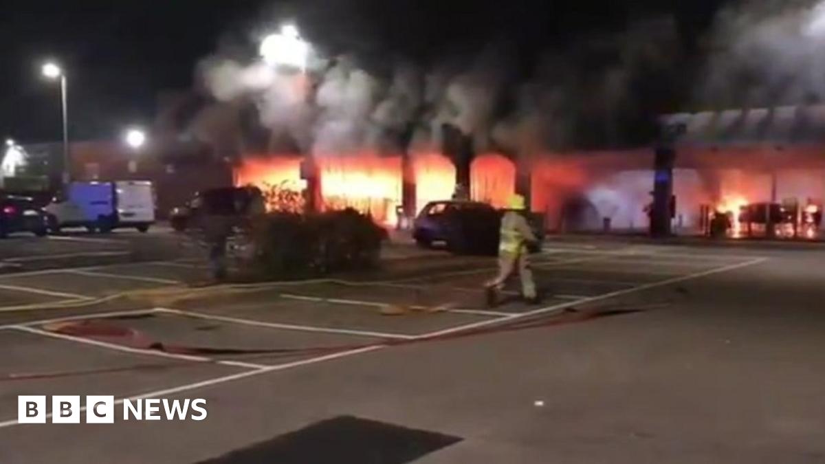 Leicester shopping centre fire was arson, police say - BBC News