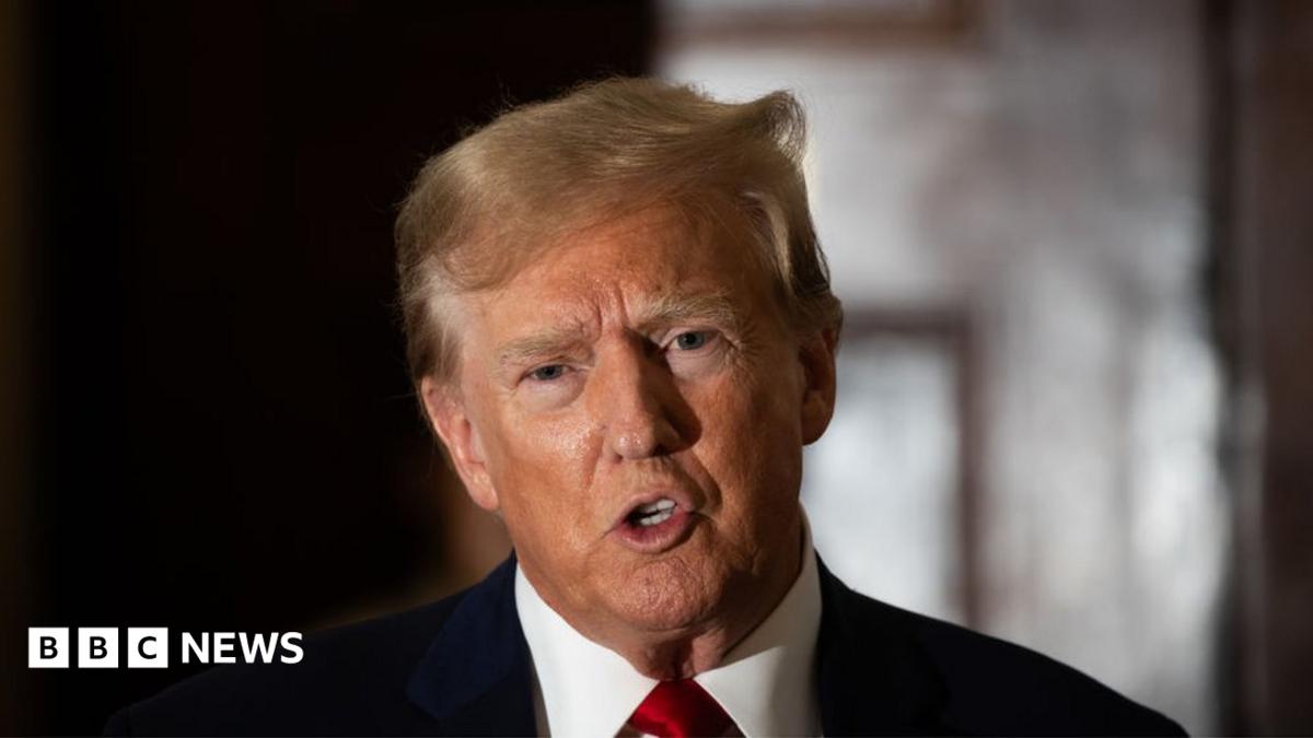 Judge orders pause in Trump election meddling case - BBC News