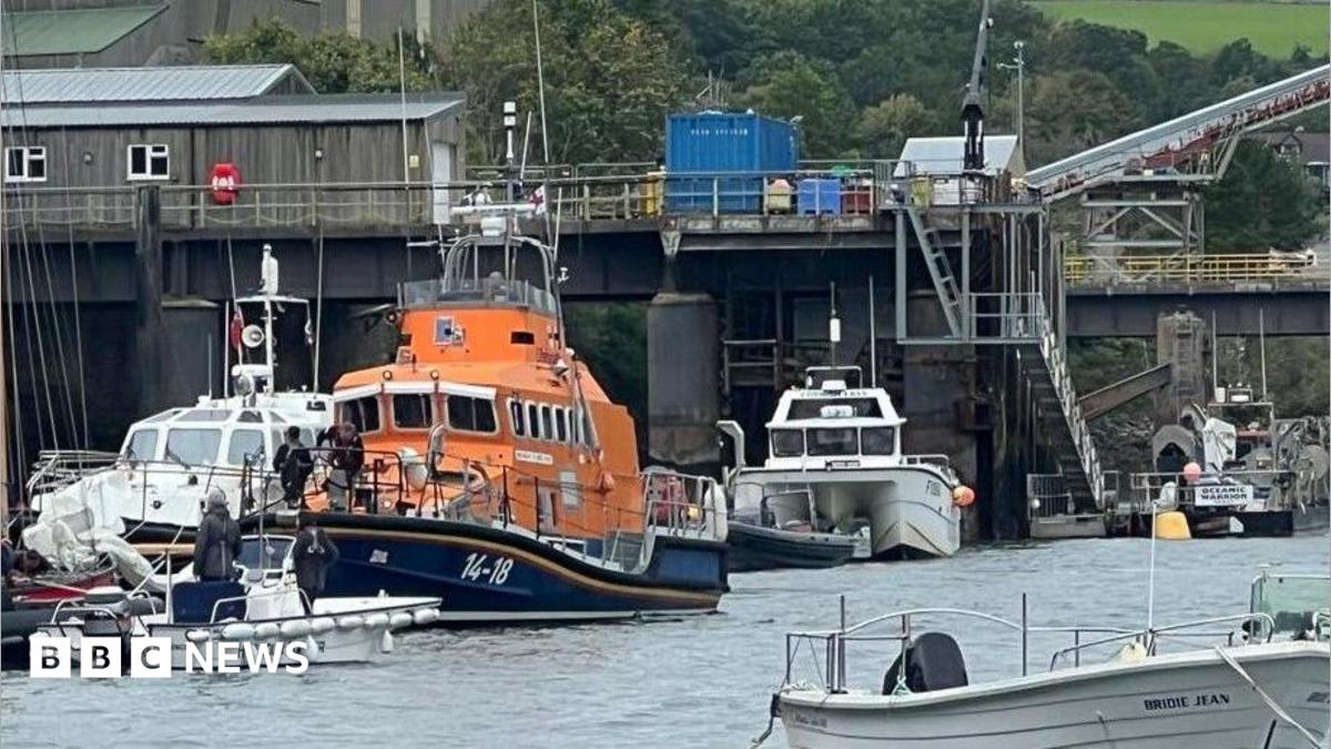 Fowey regatta sailor in 'very serious' condition after collision - BBC News