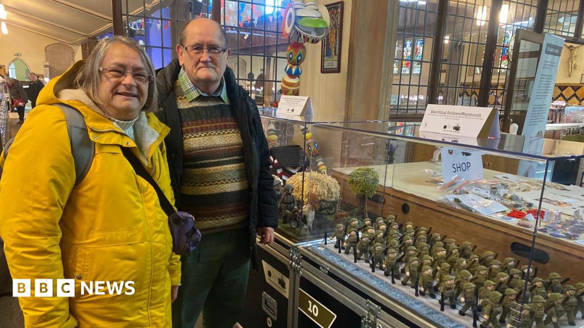 Army of knitted D-Day soldiers marches into Stoke Minster - BBC News