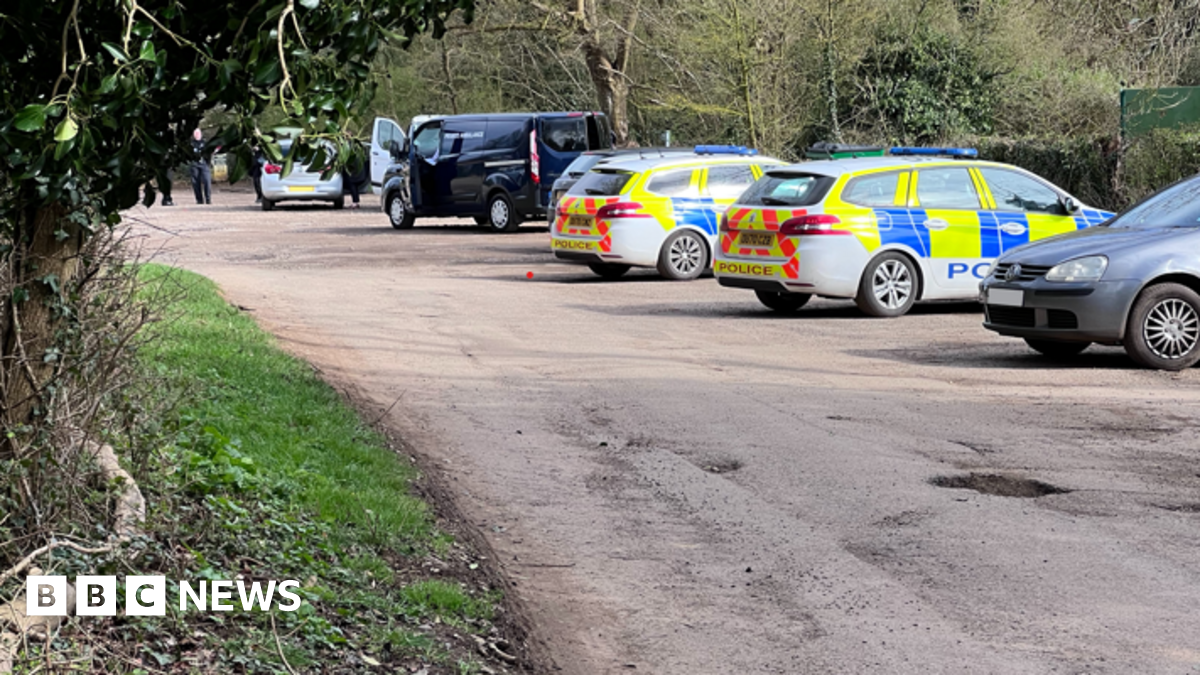 Shotover Country Park closed in Oxford after woman's body found - BBC News