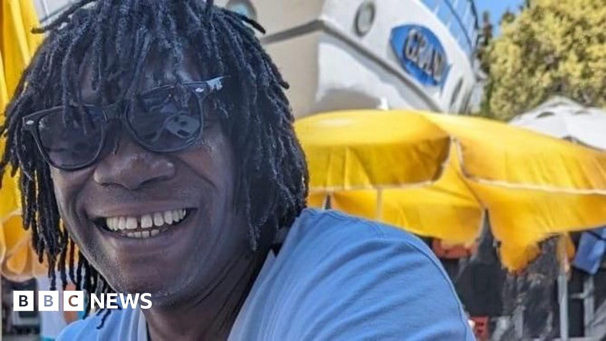 Bus driver death: Man charged after Notting Hill Carnival arrest - BBC News